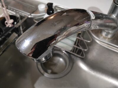 キッチンの伸びる蛇口の根元が取れたのでちょっと修繕。KVK | i-smart de DIY