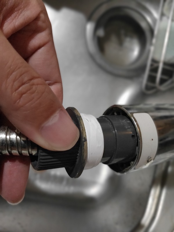 キッチンの伸びる蛇口の根元が取れたのでちょっと修繕。KVK | i-smart de DIY